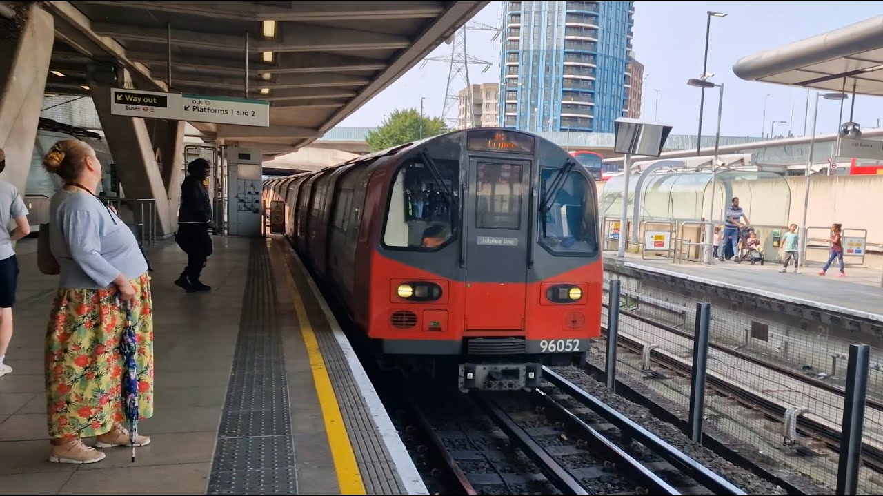 Jubilee Line 1996 Stock Train Approaching Canning Town Station | London ...