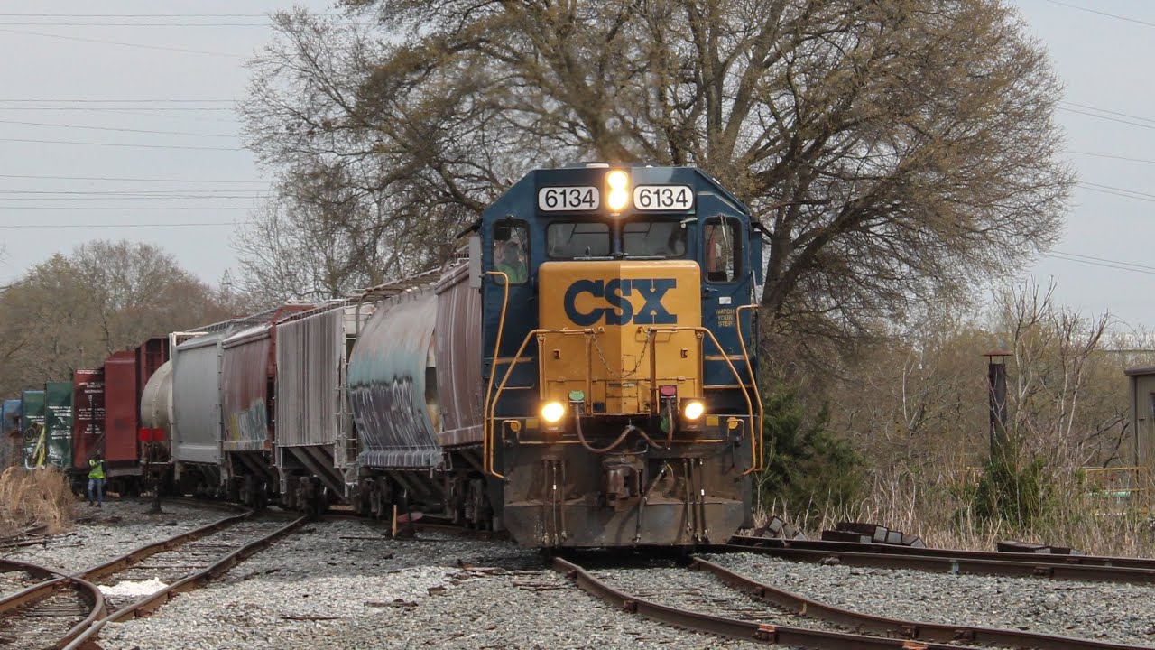 CSX L656 at Mount Holly with CSX GP40-2 6134 leading - YouTube