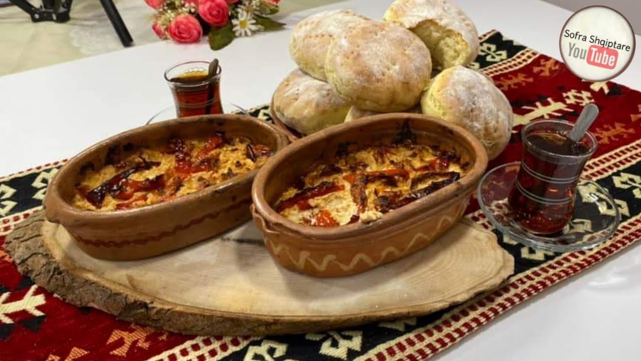 Fërgesë Tradicionale me Speca te kuq dhe Xhize e shoqeruar me Pogaçe te ...
