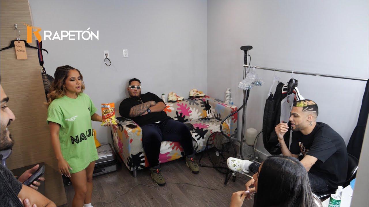 BECKY G Y JAY WHEELER Teniendo Una Curiosa Conversación - YouTube