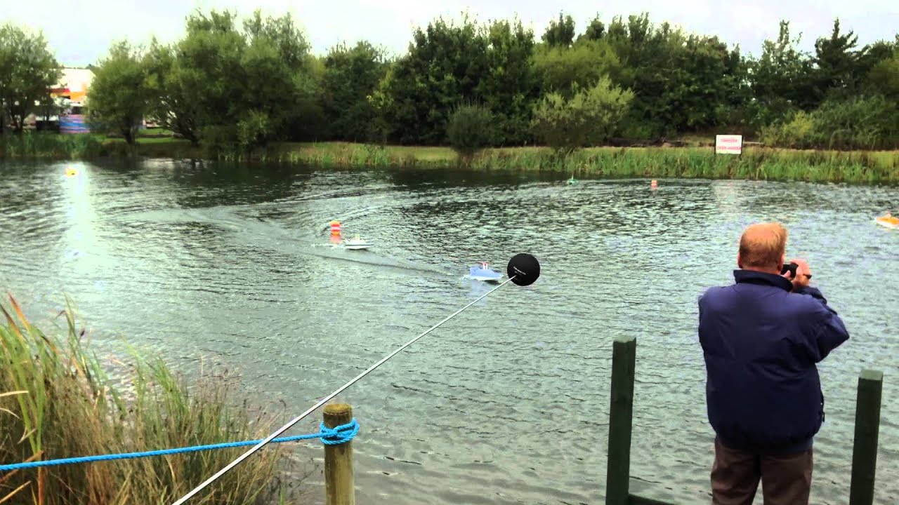 Barleylands 2013 - Club 500 Model Boat Race - YouTube