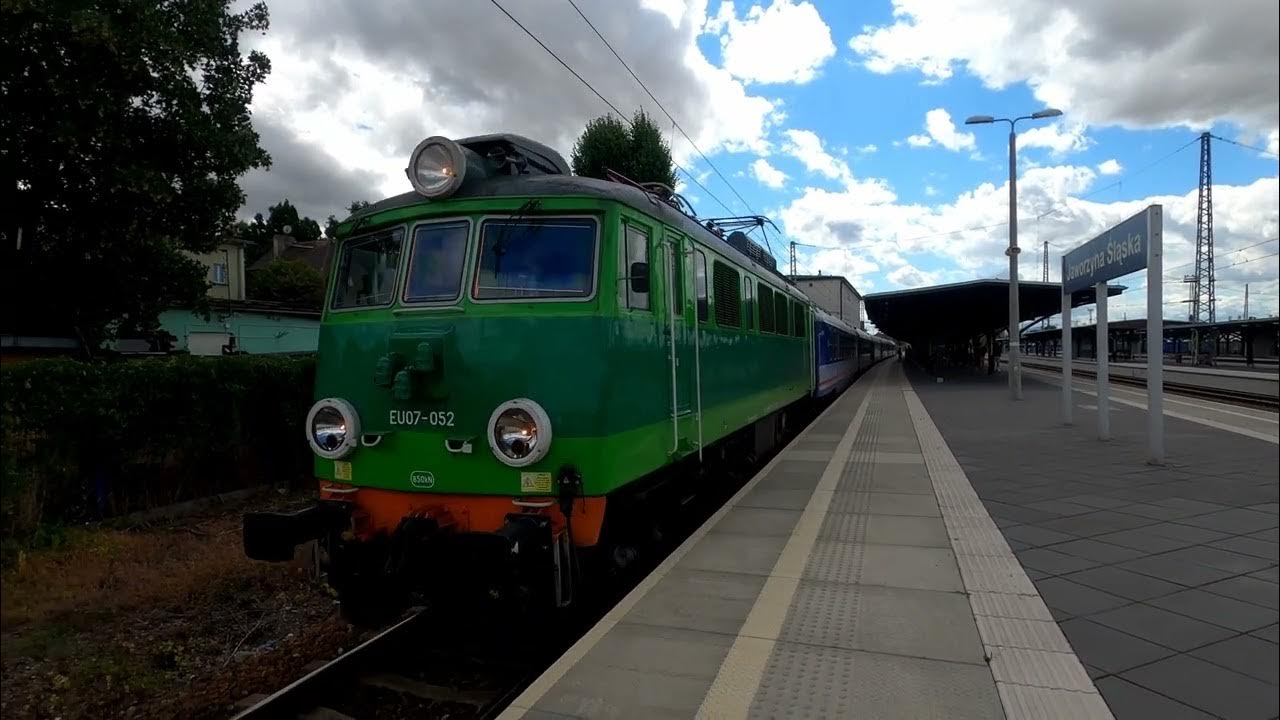 EU07-052 z pociągiem TLK Orzeszkowa na stacji Jaworzyna Śląska - YouTube