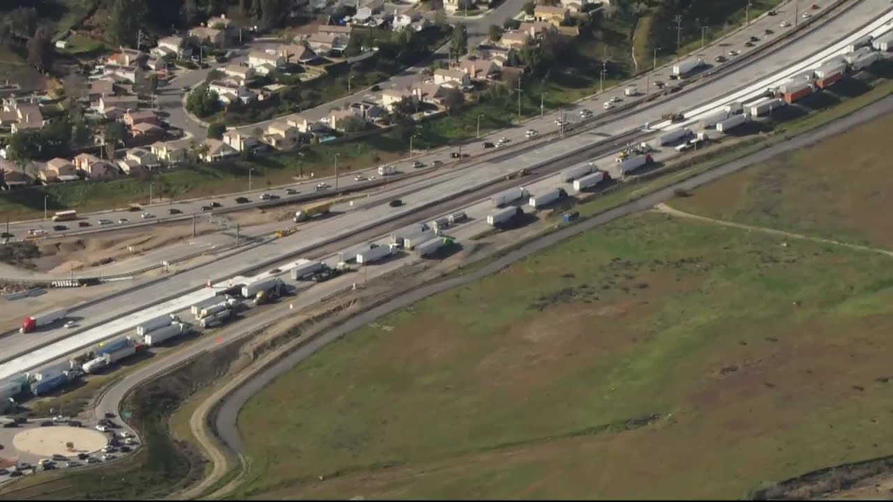 Massive traffic buildup on I-5 - YouTube