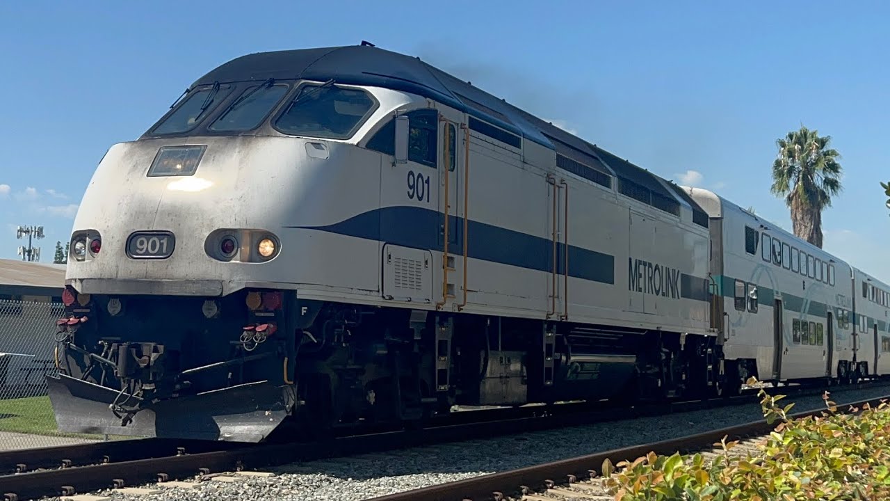 Mini Railfanning Covina Ft. Metrolink SCAX 930 and Metrolink SCAX 901 ...