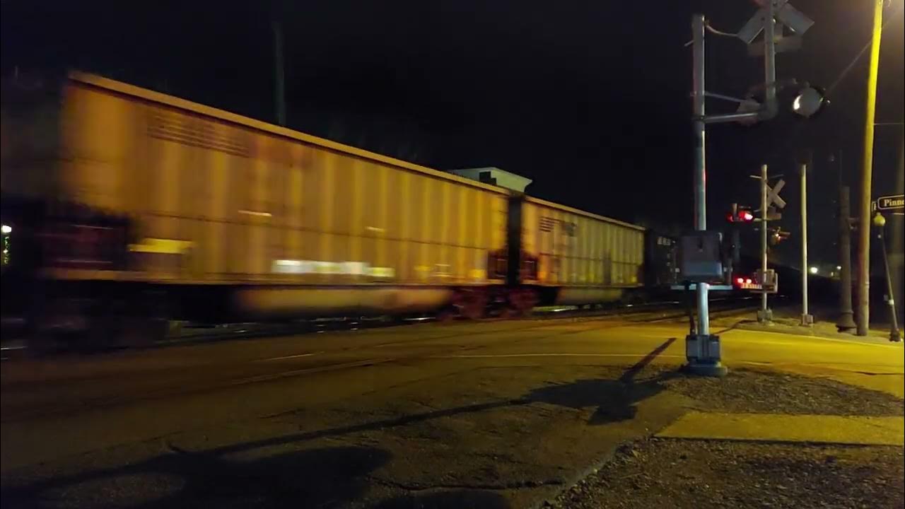 NS 823 flies Westbound through Suffolk with a Pier 6 Hopper - YouTube