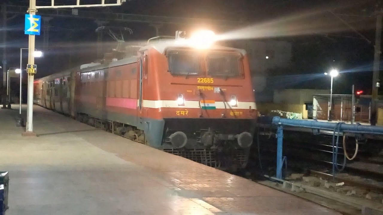 18047 SHALIMAR VASCODAGAMA AMRAVATHI S.F. EXPRESS ARRIVING GUNTUR ...