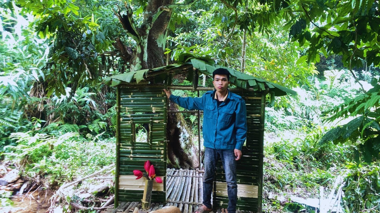 Survival Cooking Under a 1000-Year-Old Tree in the Deep Forest and ...