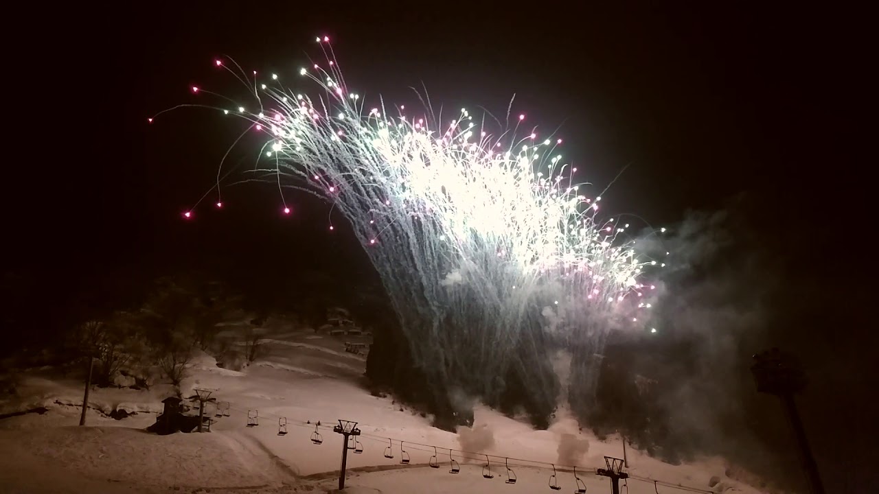 Winter Fireworks at Yuzawa snow Festival - YouTube