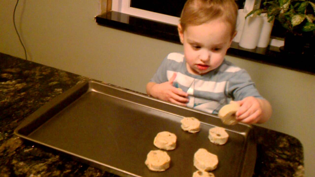 myla makin cookies - YouTube