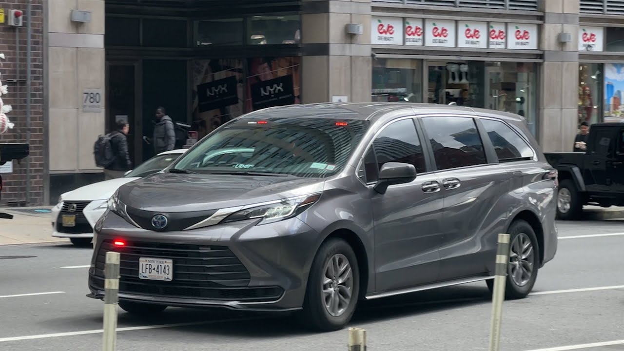 Unknown Agency Unmarked Minivan Responding Code 3 in NYC - YouTube