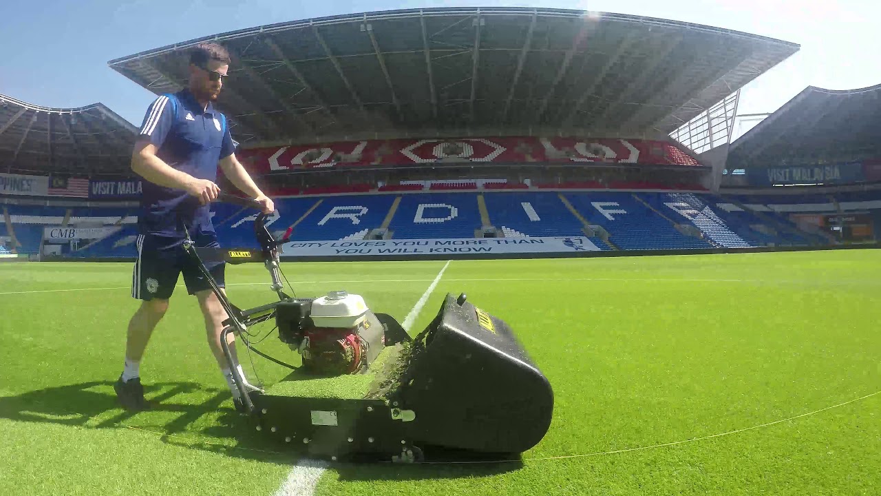 Strong stripes in the Cardiff sunshine with the Allett Buffalo (4K ...