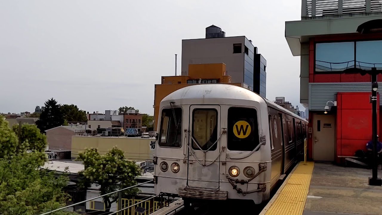 NYC Subway: R46 (W) Train arriving at Astoria-Ditmars Blvd - YouTube