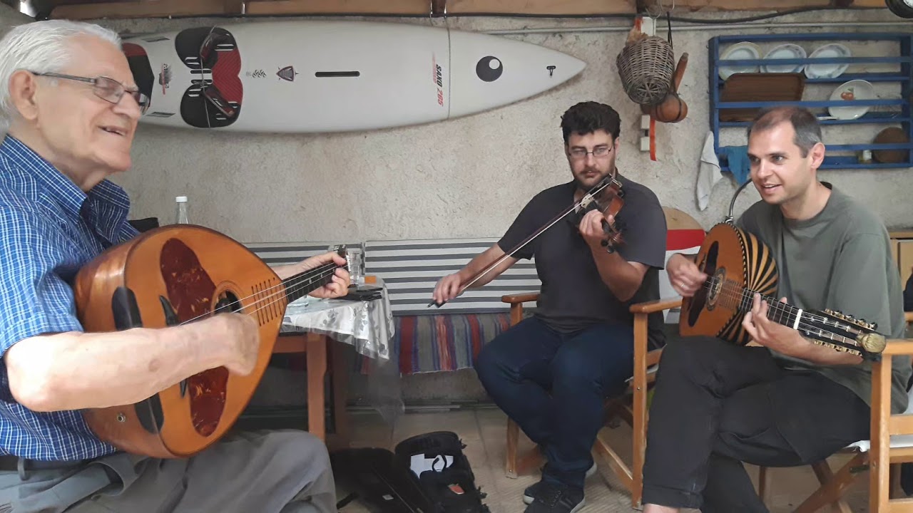 Ο κυρ Βασίλης ο Κατράκος παραδίδει στη νεότερη γενιά μουσικών - YouTube