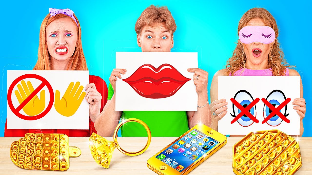 SFIDA DI DISEGNO SENZA VEDERE VS SENZA MANI || Hack artistici e fai-da ...