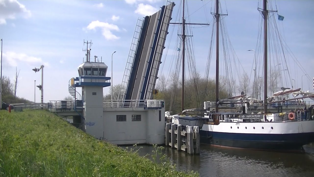 Brugopening Stolperbasculebrug Schagerbrug//Dutch Bridge Opens - YouTube