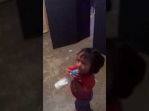 Niña le da risa un calzón