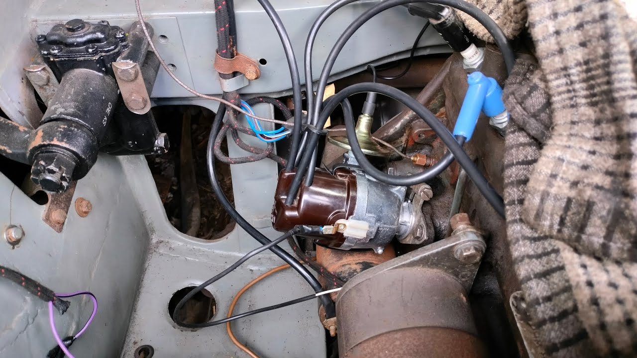 Morris Minor Level 3: Removing the distributor in the clamp - YouTube