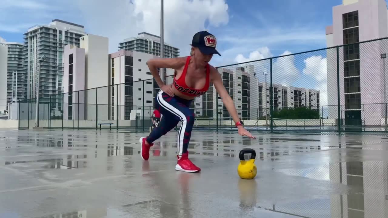 Alternating leg lunges + touch | Выпады попеременно с касанием перед ...