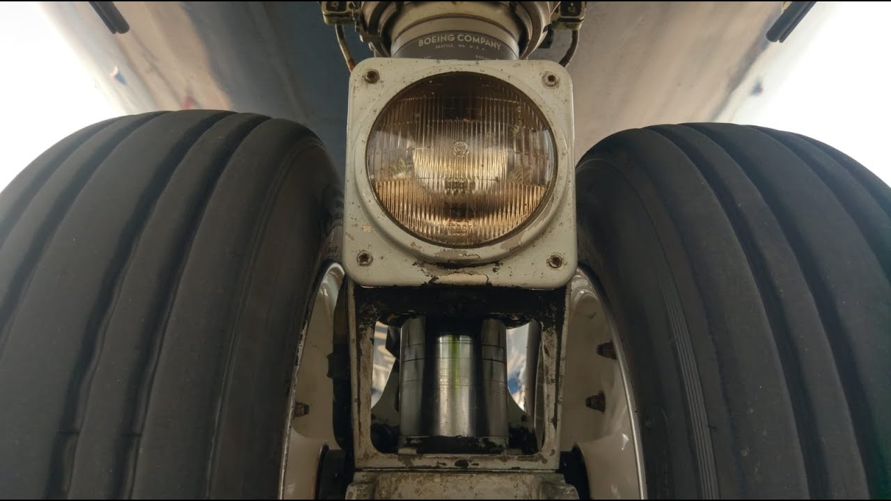 B737 800 TAXİ LIGHT, HOW IT WORKS ? - YouTube