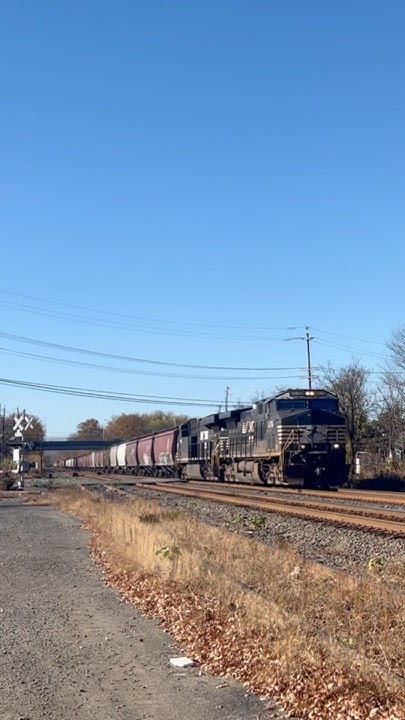 NS 4176 AC44C6M leads NS K76 with a nice crew & nice K5LA at south Plainfield - YouTube