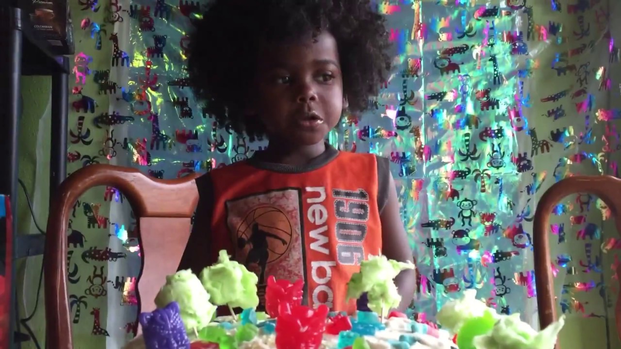 Gator Tot Twins make "Yummy-Gummy" Candy Cake!!! - YouTube