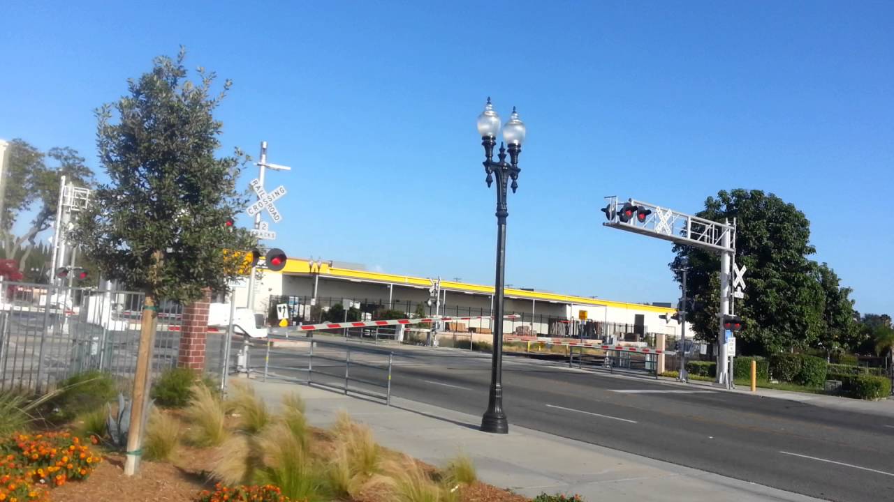 Metrolink 892 crosses 4th Street (v2) (Santa Ana CA) - YouTube