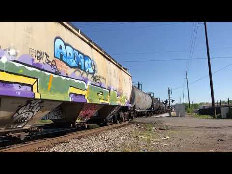 CSX 80 leads with a friendly conductor and good lash up! - YouTube