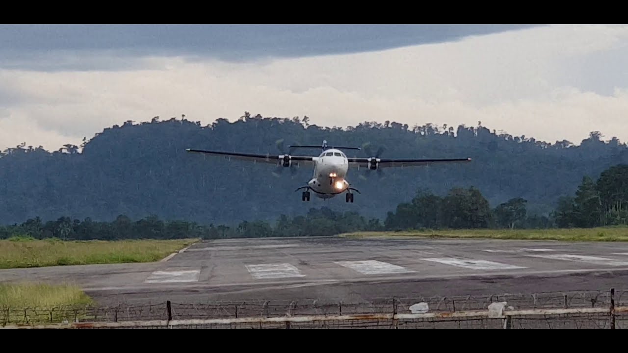 Garuda Indonesia ATR 72-600 Take Off dari Nabire Menuju Bandara Frans ...