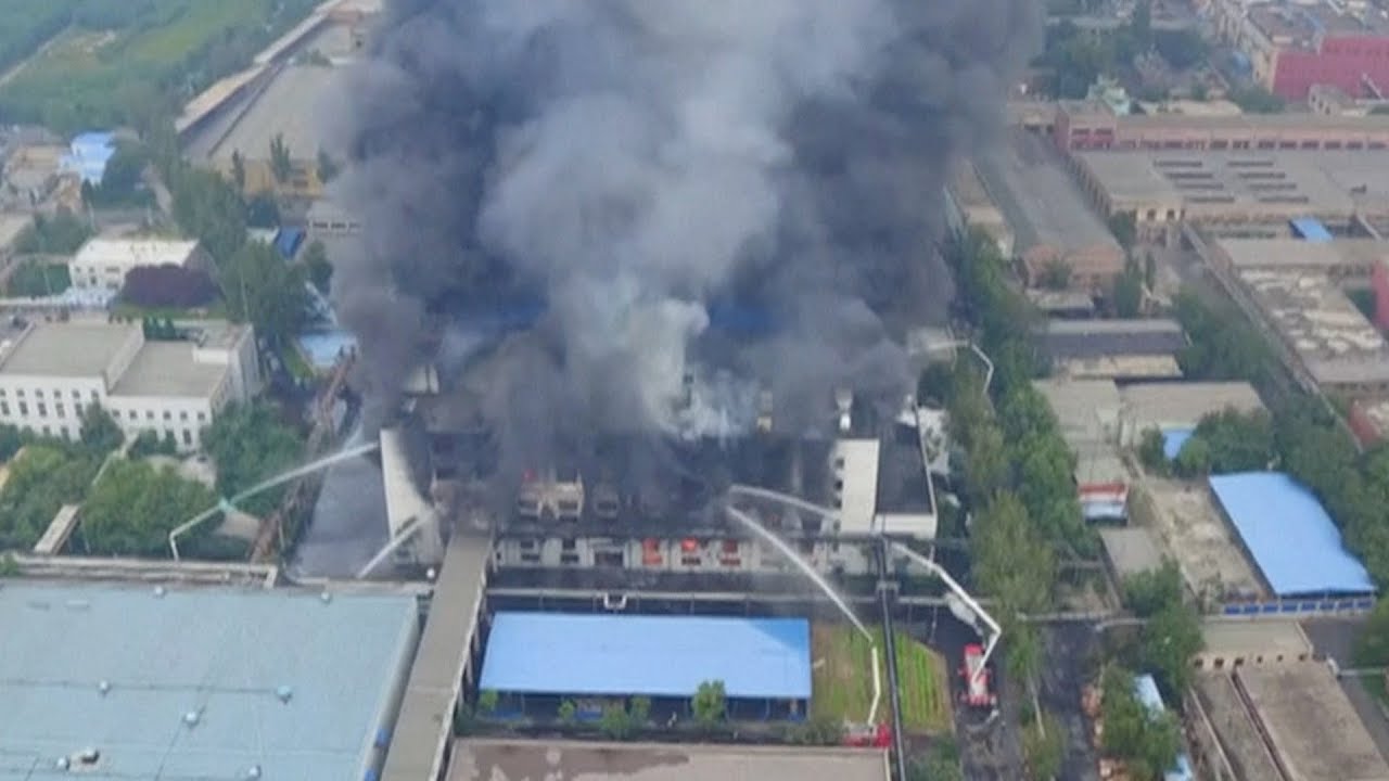 Huge fire engulfs tire factory in NW China - YouTube