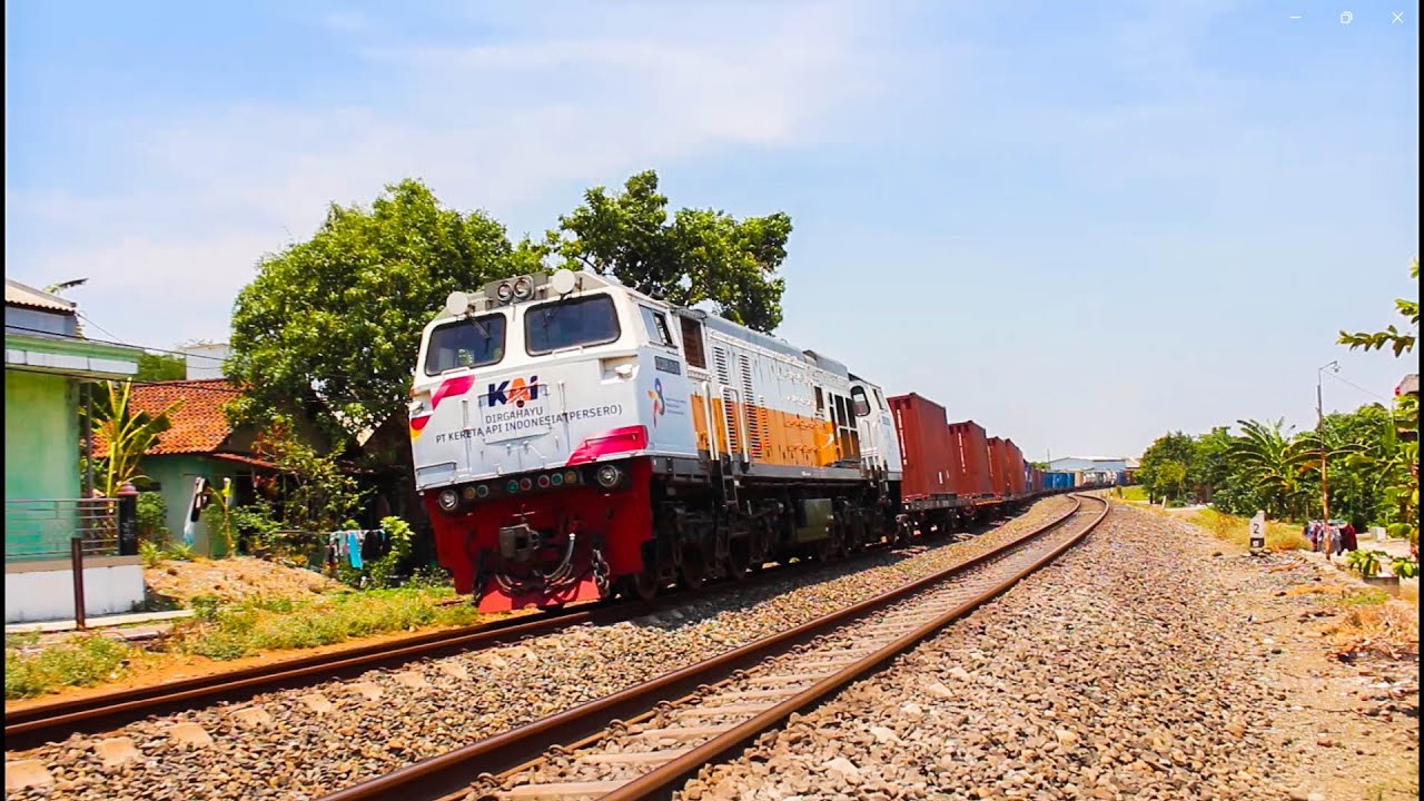 KERETA API BERJALAN MENIKUNG BAWA BEBAN BERAT DAN PANJANG‼️ - YouTube