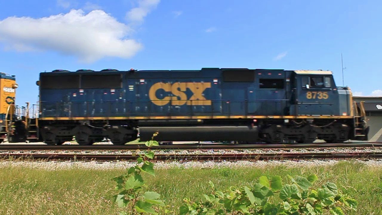 CSX SD60I & GP38-2 EMD pair make their way east @ Livonia w/ CSX Local ...