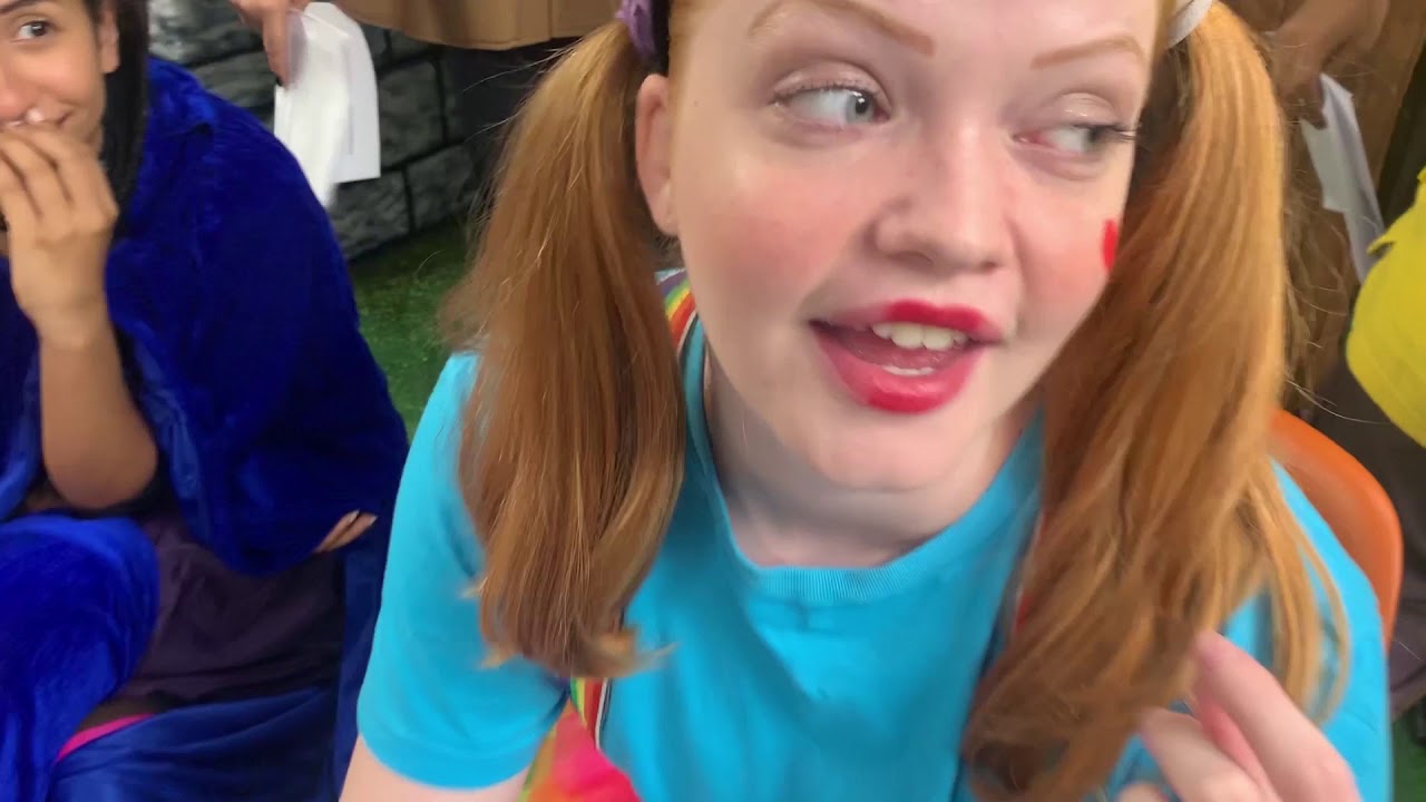 JULIA SCHUSTER APRONTANDO NOS BASTIDORES DA LUCCAS NETO STUDIOS - YouTube