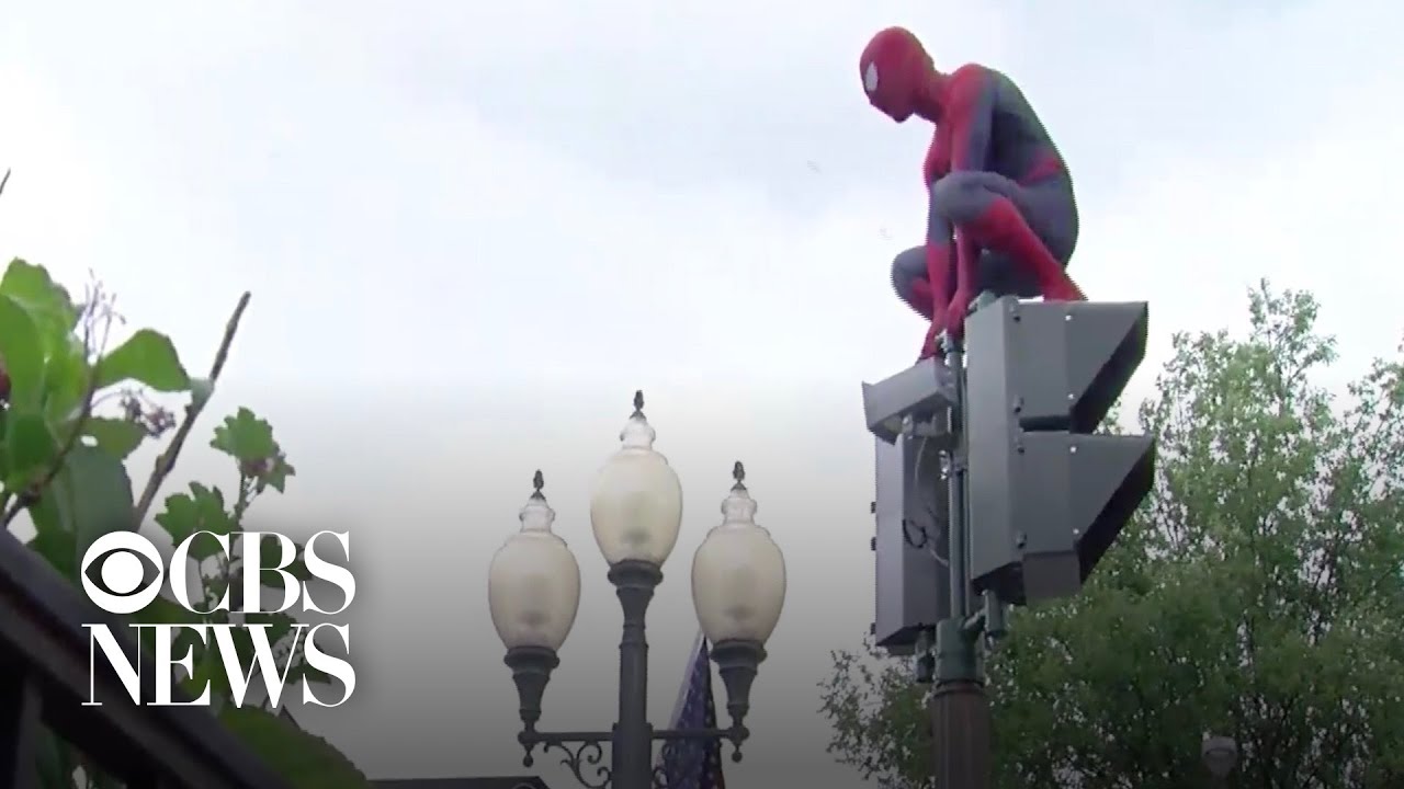 Spider-Man cheers up people in New York town - YouTube