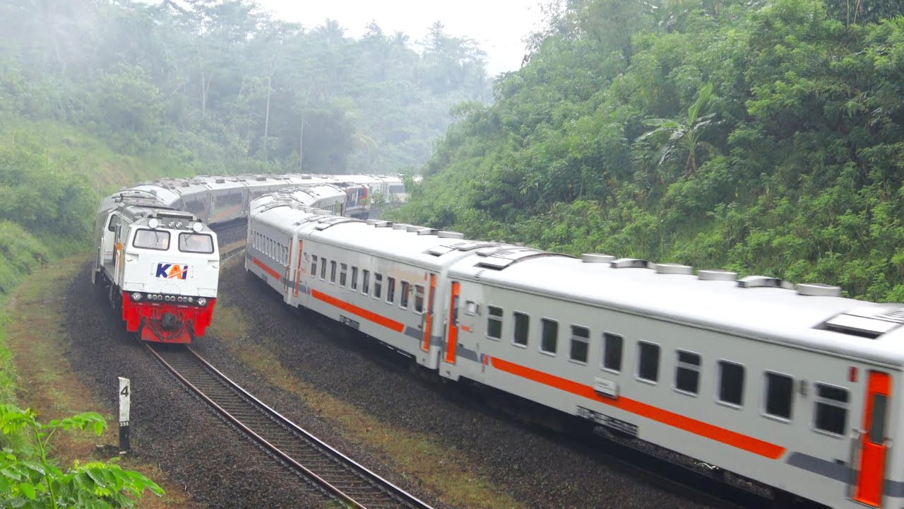TOP‼️ 10 KOMPILASI KERETA API BERPAPASAN DI JALUR GANDA - YouTube