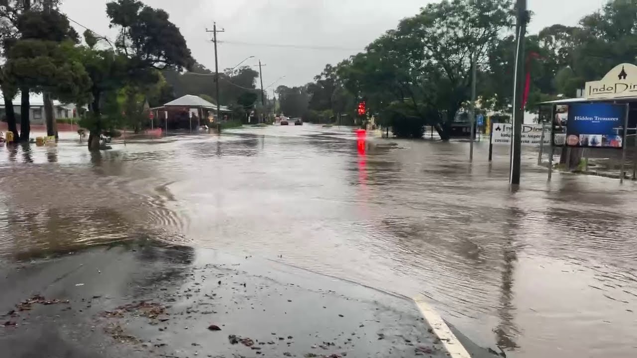 Mogo flooding following heavy rain - YouTube