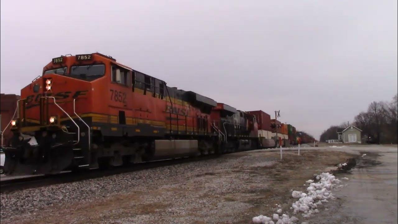Engineer Lays on the Air Horn!! BNSF # 7852 Blasts Thru Peotone, IL on the CN Chicago Sub ...