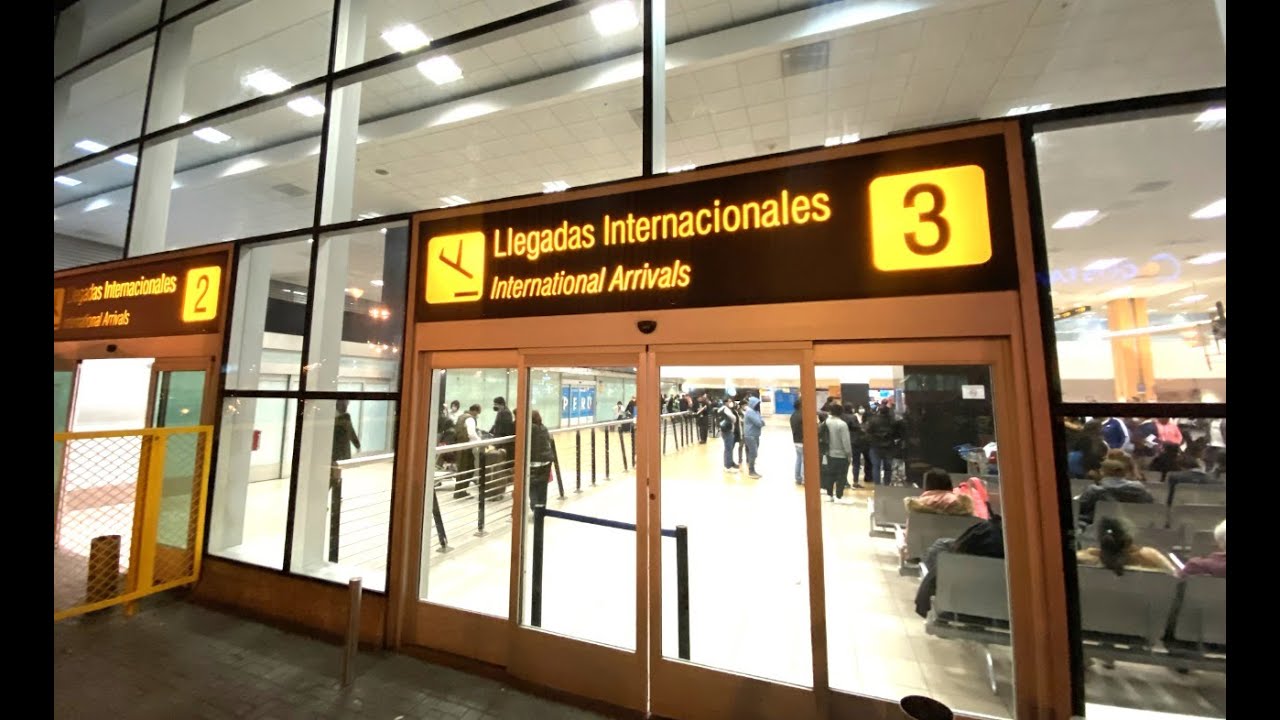 ️Así es de noche la zona de llegadas internacionales en aeropuerto Jorge Chávez de #Lima | #Perú ...