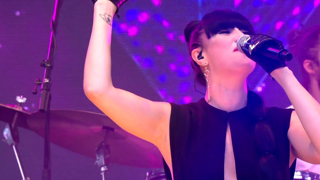 Tara McDonald "I Need A Miracle" live - YouTube