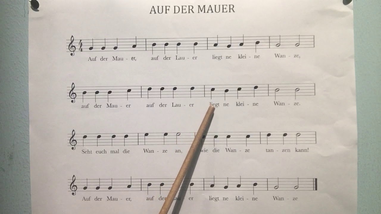 Auf der mauer auf der Lauer. Höre es dir erstmal an und probiere dann ...