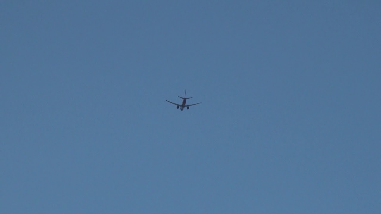 Low Flying plane over Lake Arrowhead - YouTube