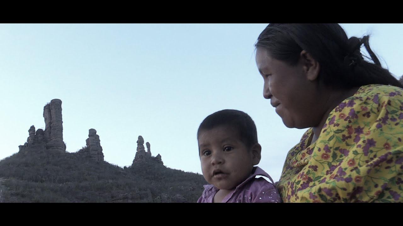 Guarijíos caminan sobre la sombra de Los Pilares - YouTube