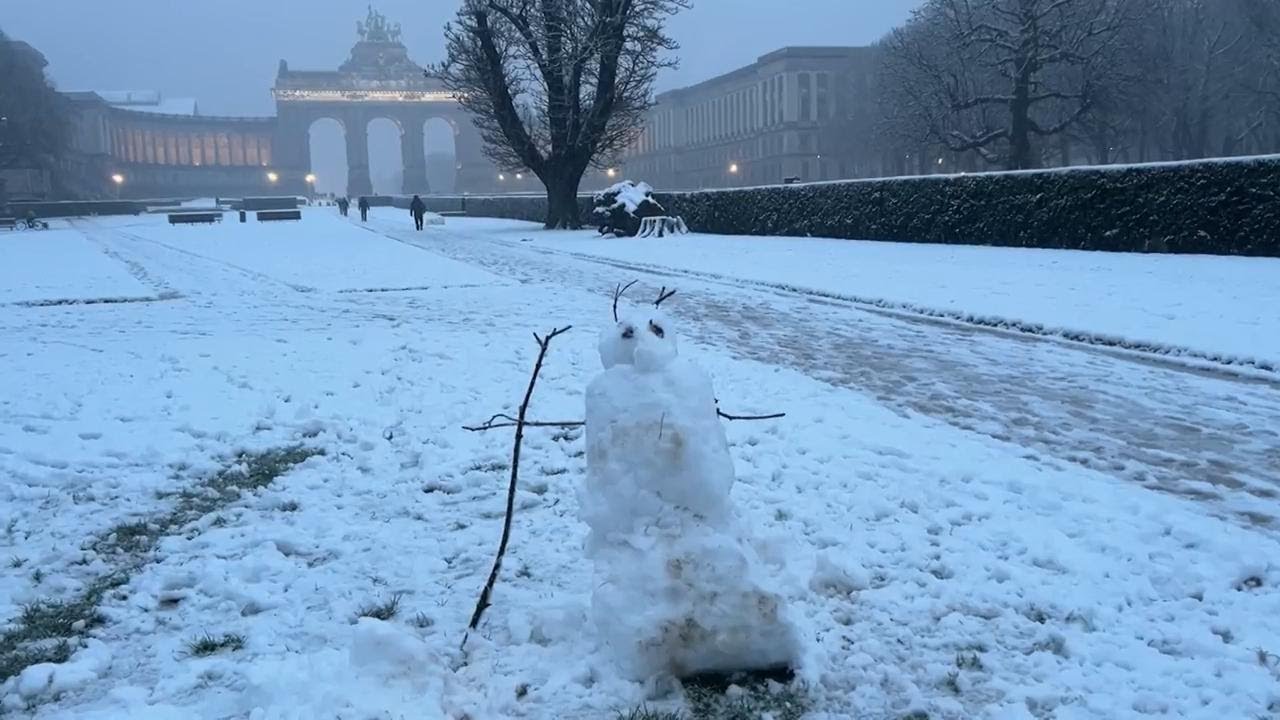 Northern European winter storm drops snow on Brussels - YouTube
