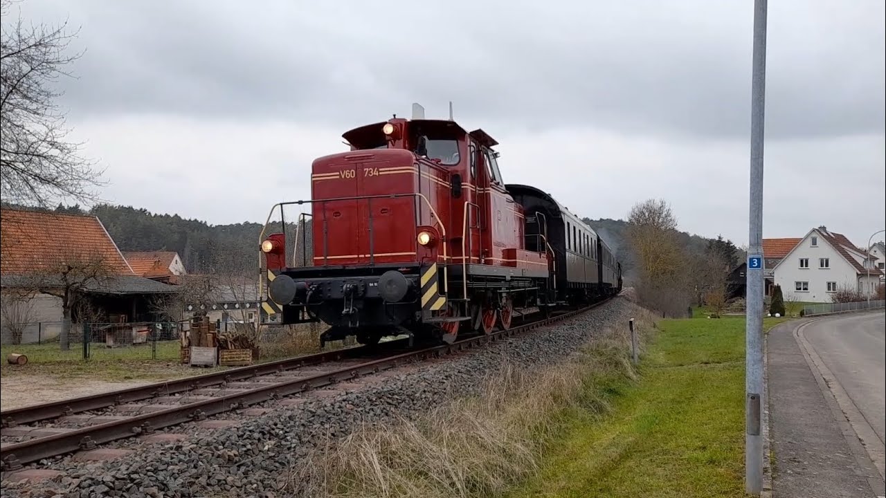 V 60 734 fährt in den Bahnhof Stockheim ein - YouTube