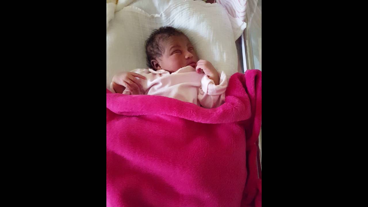 Bébé nouveau né - YouTube