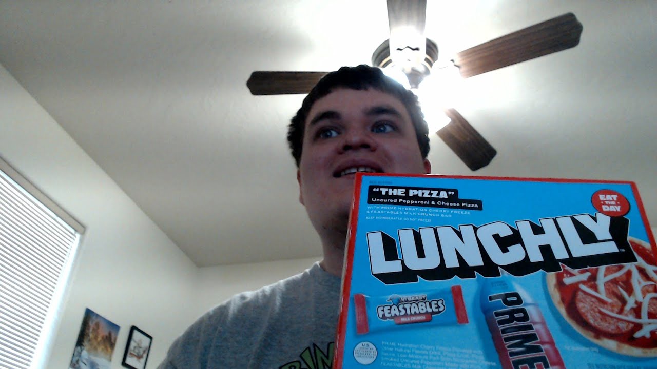 Lunchly 'The Pizza' (Food Review) - YouTube
