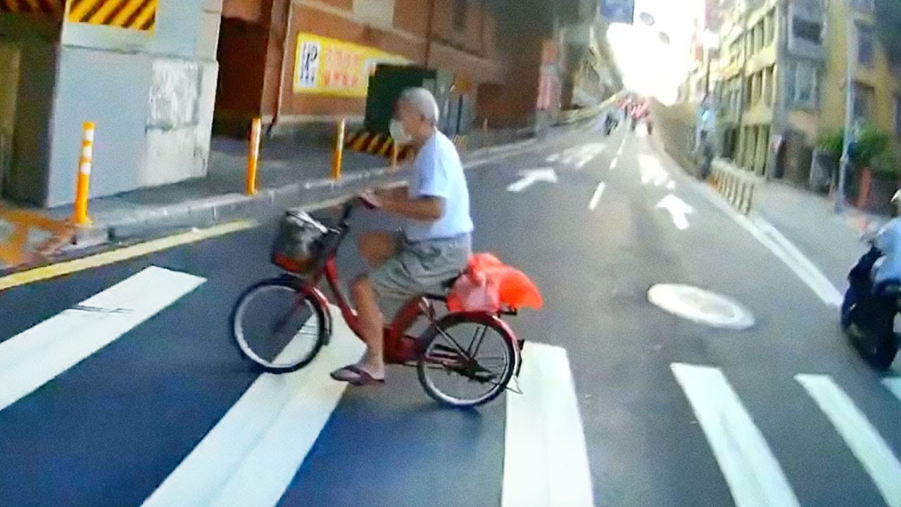 5 Incredible Road Moments Caught On Camera - YouTube