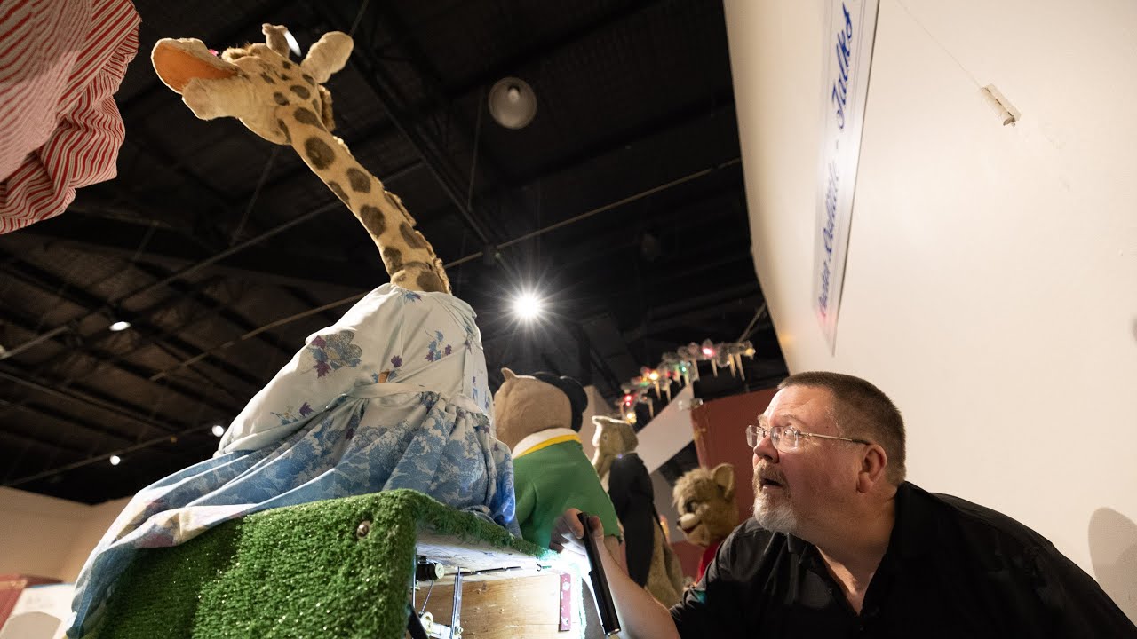 Behind the scenes: Eaton's Christmas display at WDM - YouTube