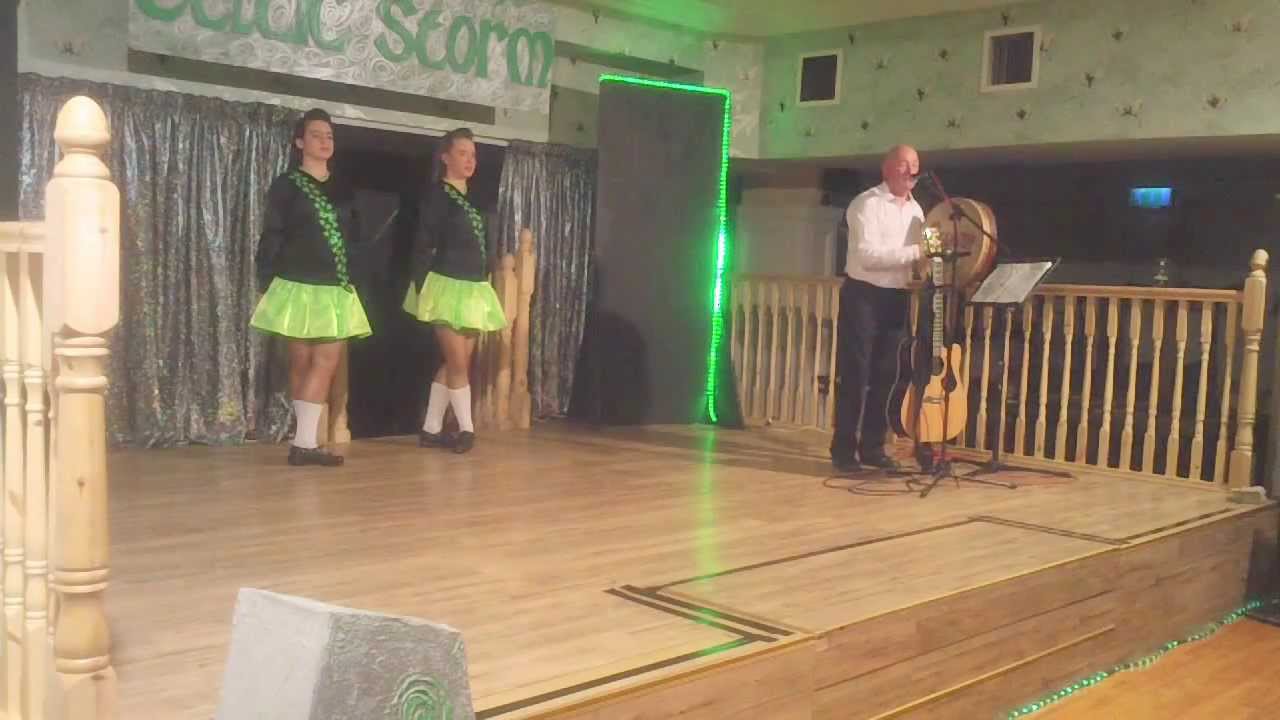 Dermot Power singing old style Irish singing called "Lilting" - YouTube