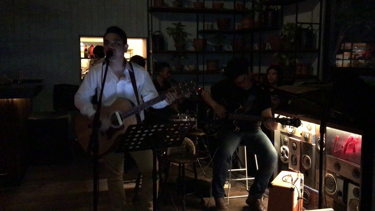 Sabee - Yellow (Coldplay cover) live @ Beer Garden Radio Dalam,Jakarta ...