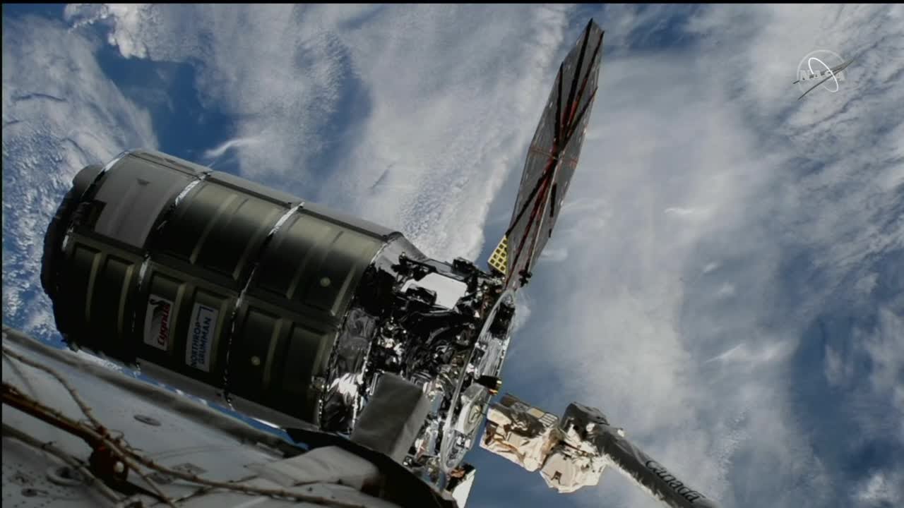 CARGO SPACECRAFT DOCKS WITH ISS AFTER TECH ISSUE - YouTube